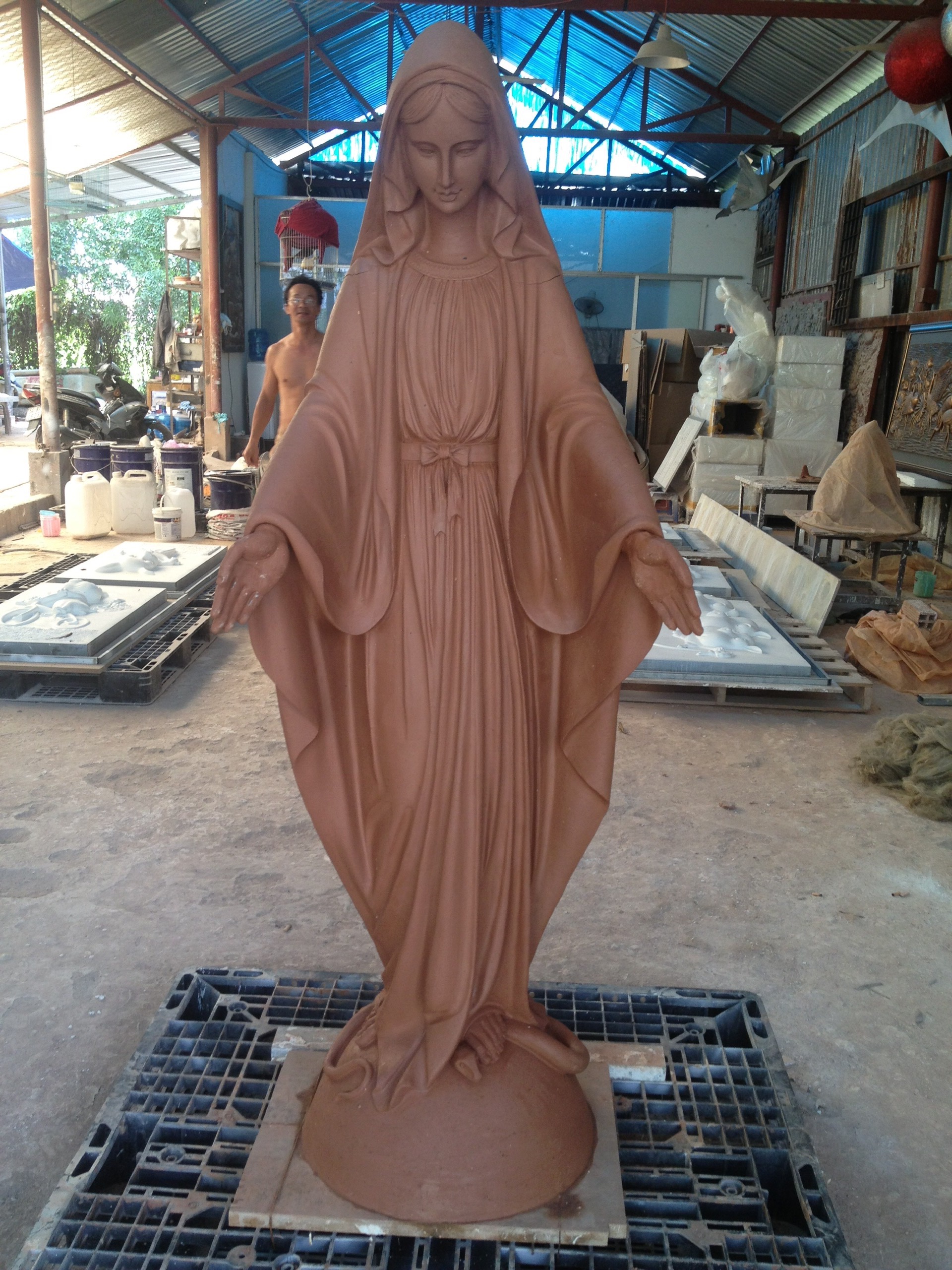 Tạo Hình Tượng Đức Mẹ Ban Ơn Bằng Đất Sét